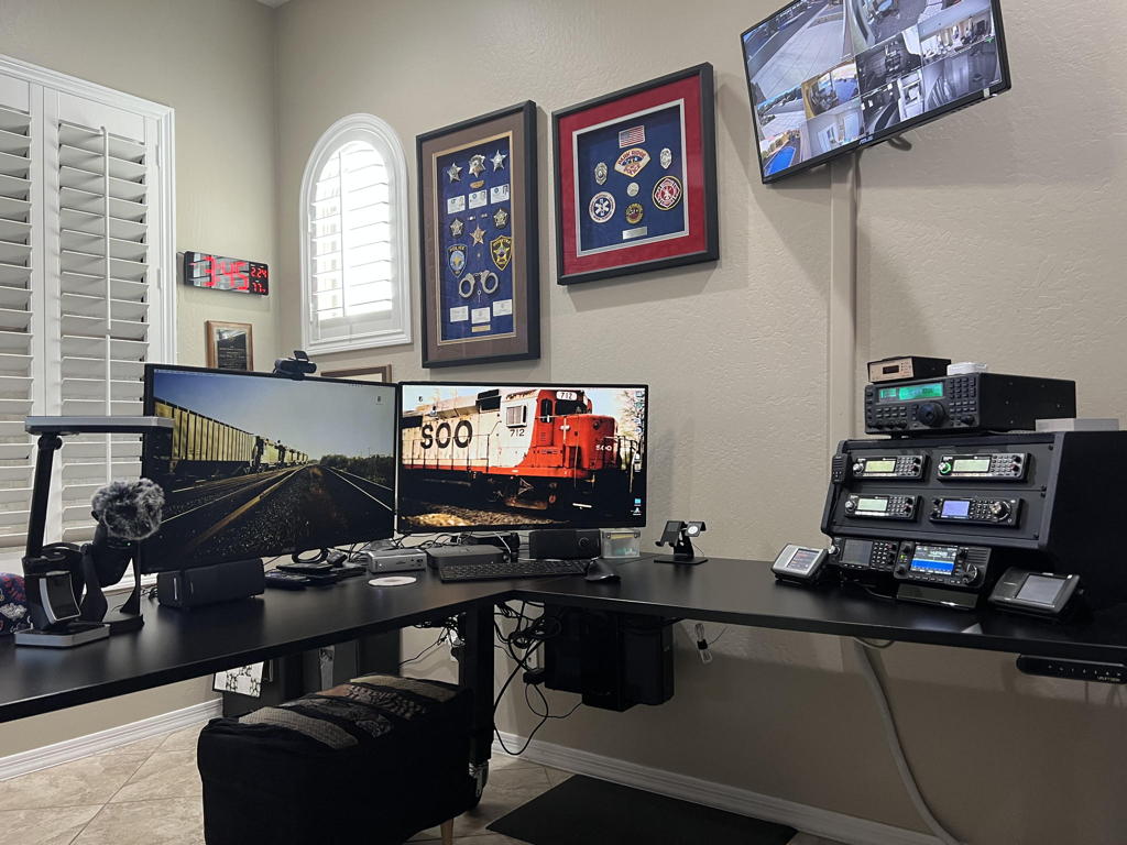 Desk1.jpeg | RadioReference.com Forums